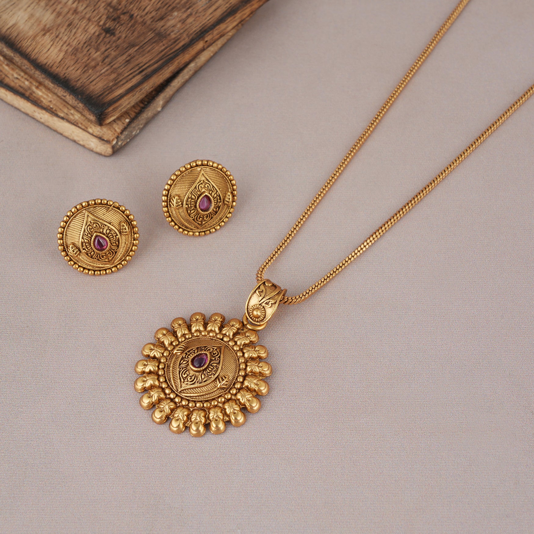 Stunning antique gold round pendant set - smarsjewelrys